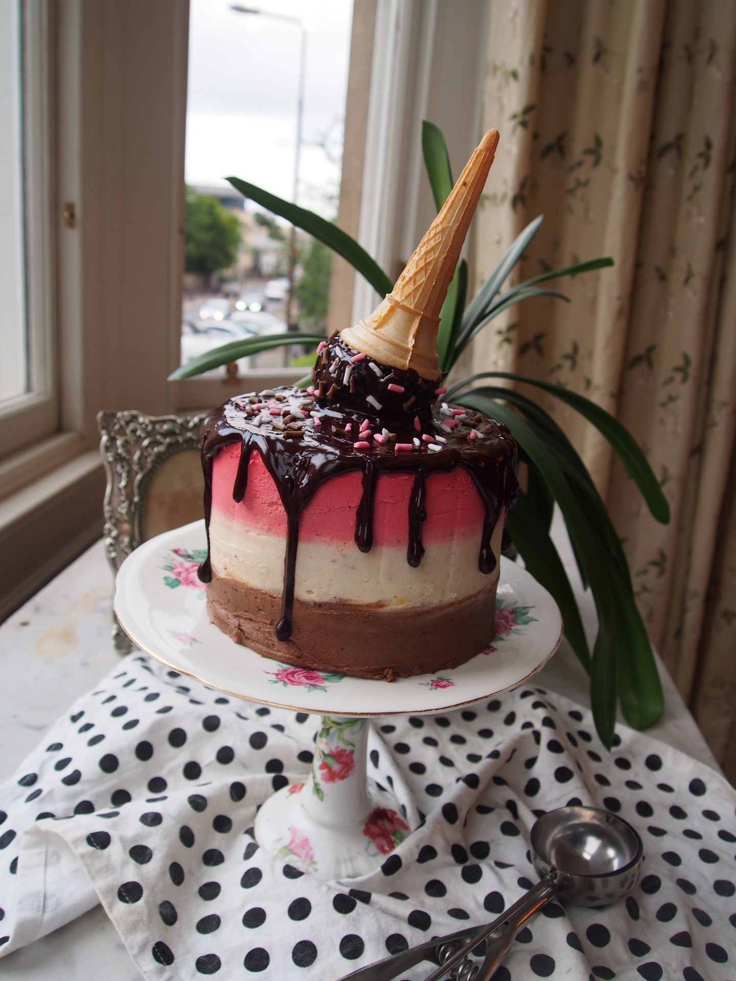 Recipe: Neapolitan Drip Cake – Crumble and Crunch